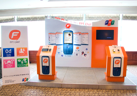 Nhận điện thoại trong lễ ra mắt ứng dụng FPT Chat