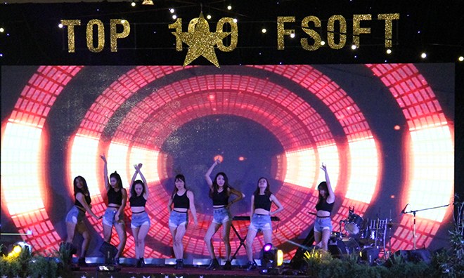 Dàn hot girl FPT nồng nhiệt chào đón Top 100 Phần mềm