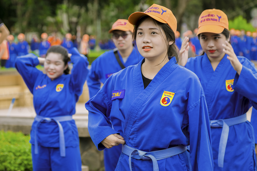 Nữ sinh FPT Education 'khoe sắc' với màn đồng diễn Vovinam