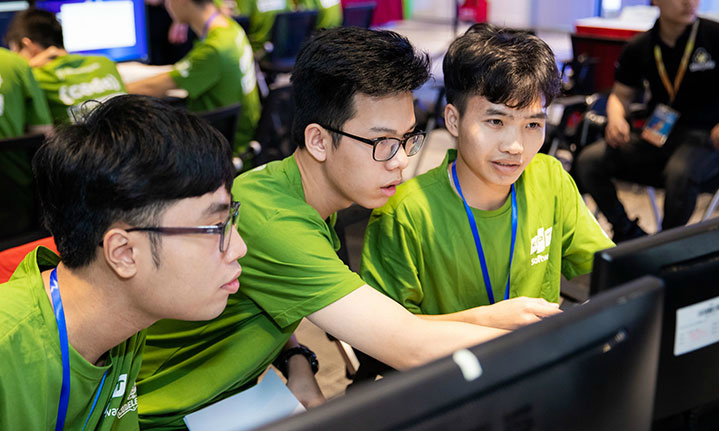 Sinh viên FPT Polytechnic thi lập trình trên nền tảng Codelearn
