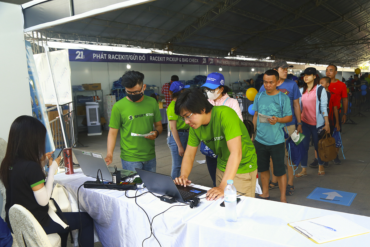 Runner xếp hàng dài nhận bib VnExpress Marathon