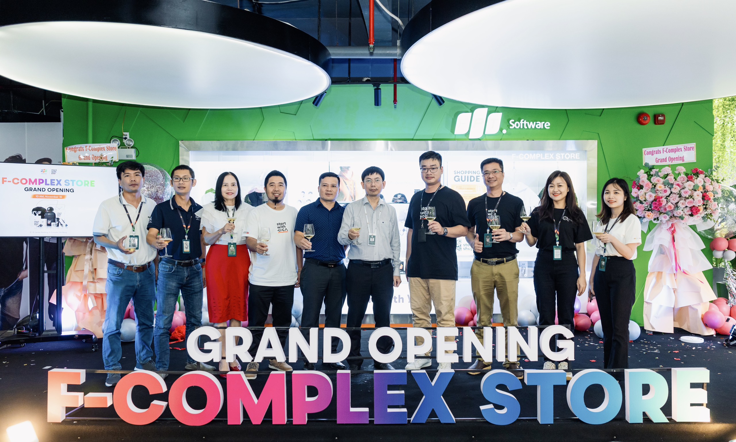 F-Complex Store ‘cháy hàng’ với loạt sản phẩm thời trang mang màu sắc nhà Phần mềm